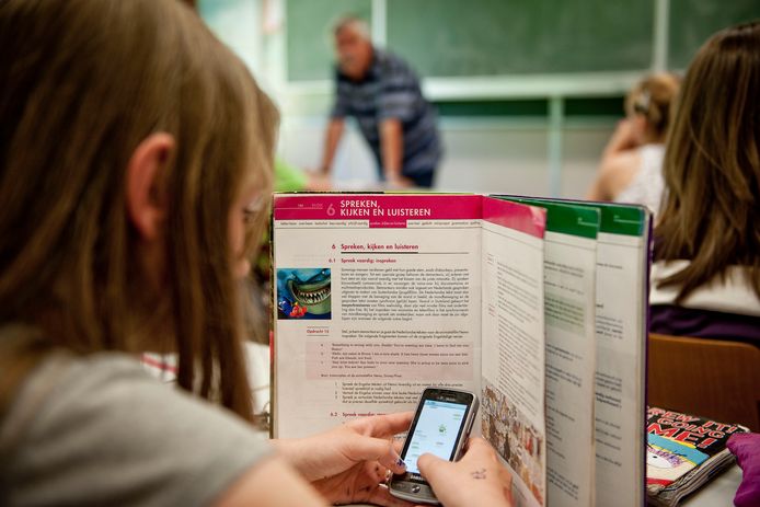 Een wettelijk verbod op mobieltjes in de klas werkt niet. Laat het aan de scholen zelf over ...