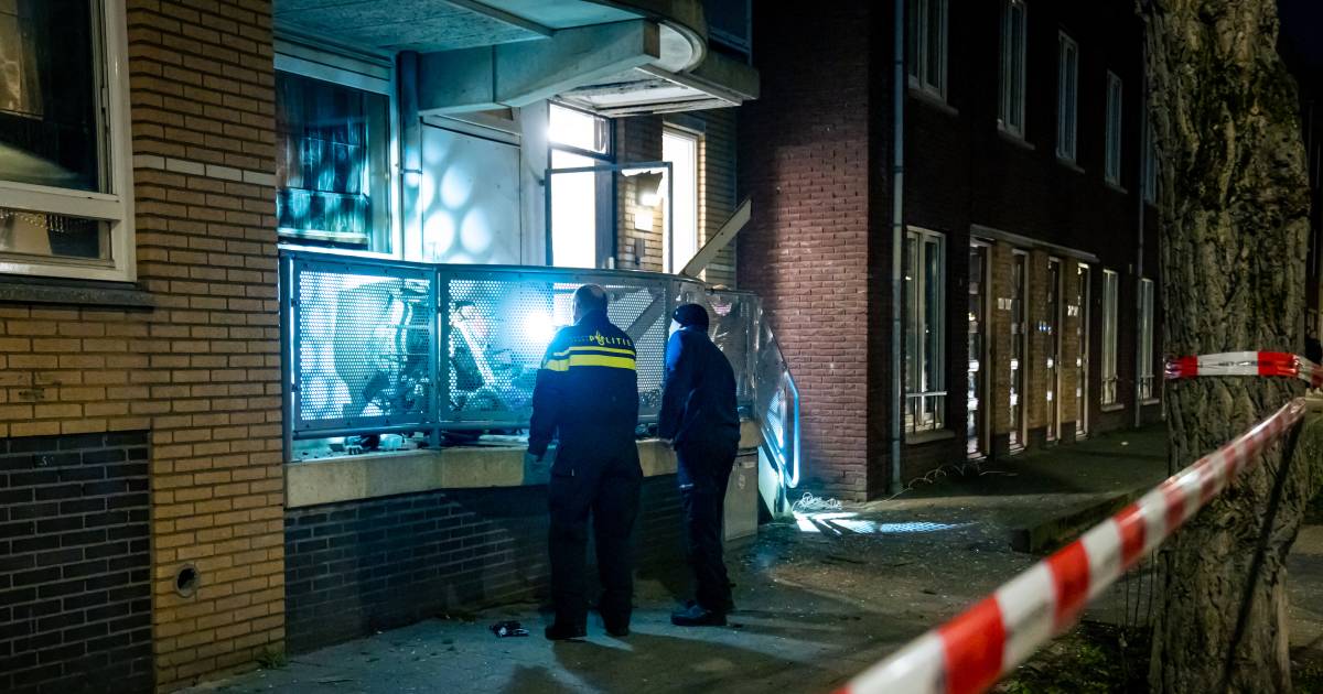 Explosie Voor Woning Aan Rotterdamse Riederlaan Verdachte Vlucht Op
