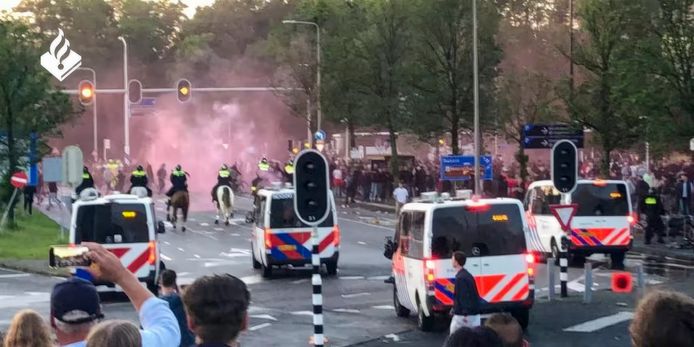 Hooligans bekogelden ook eigen fans bij rellen FC Utrecht: ‘We zaten ...