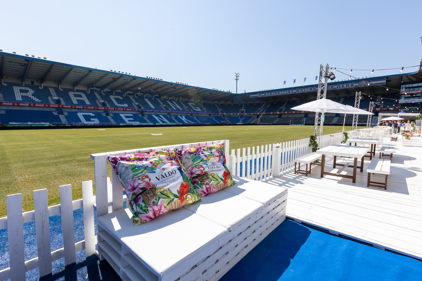 NET OPEN. Zomerbar opent naast grasveld van Cegeka Arena: “Een primeur ...