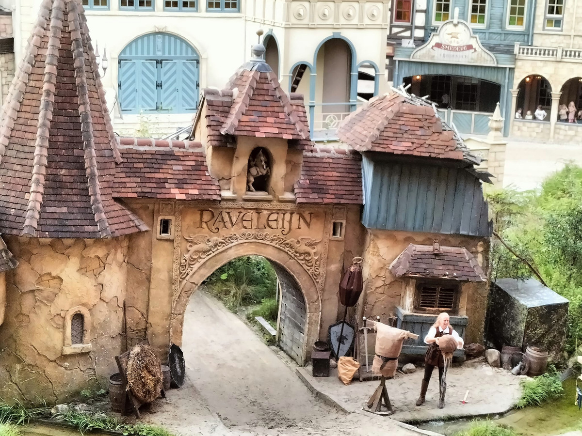 Opnieuw valt een stuntende ruiter van het paard bij stuntshow Raveleijn ...