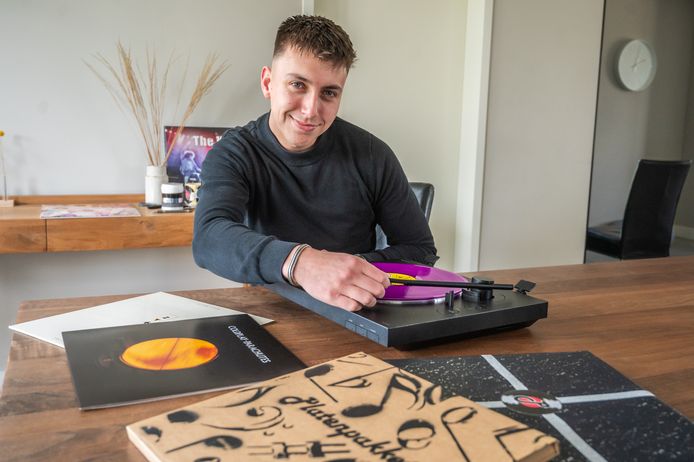 Een pakketje elpees van Stijn is altijd verrassend: ‘Voor draaien van ...