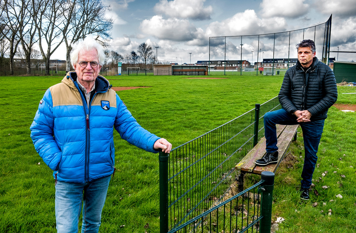Voetbalclub moet veld afstaan voor woningbouw, maar gemeente weigert in ...