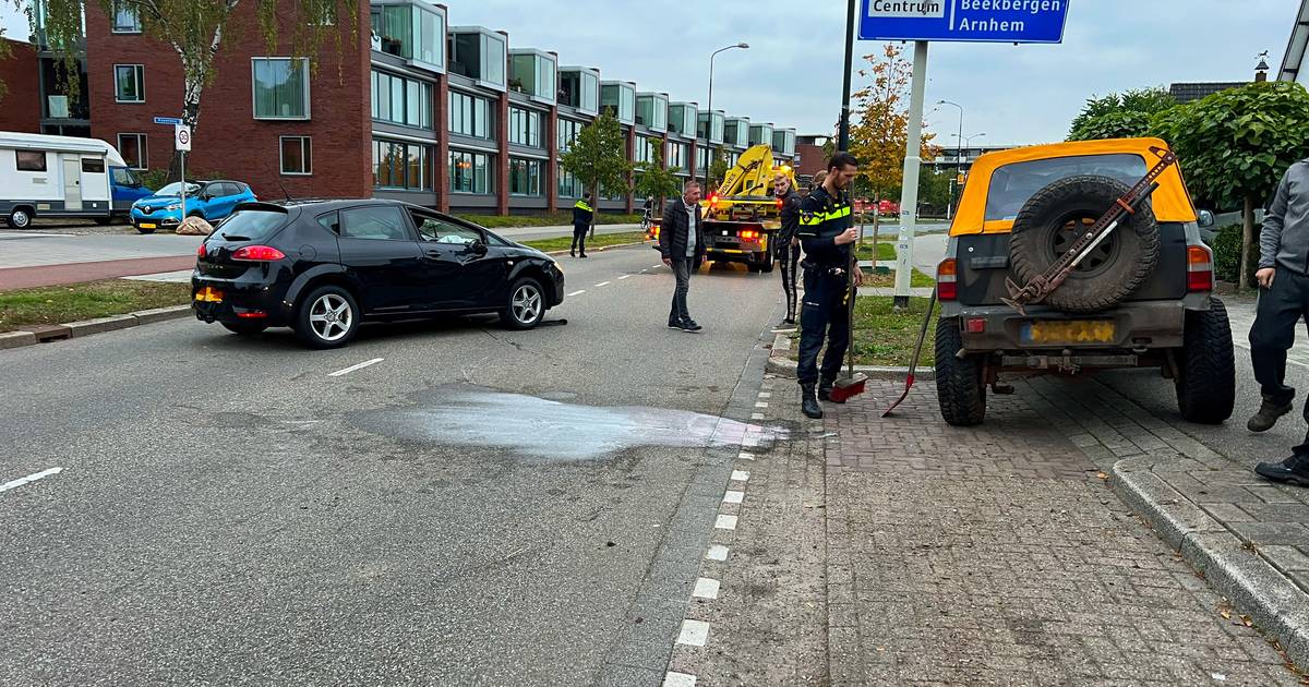 Bestuurder ziet andere auto over het hoofd en slaat met eigen voertuig ...
