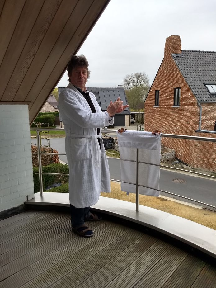 #mercivanuitmijnkot: Hang een wit laken uit je raam en applaudisseer ...