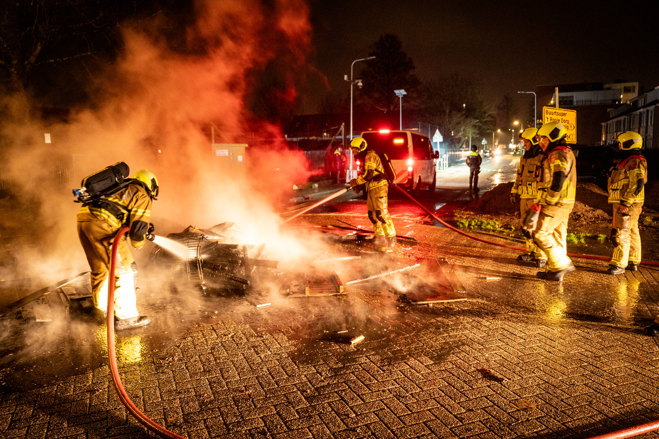 Agenten bekogeld met zwaar vuurwerk en ME beschermt brandweer: zo ...