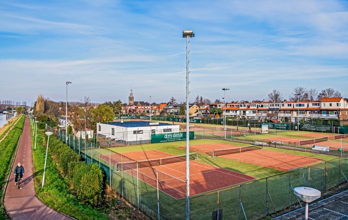 Sneuvelt het tennispark voor woningbouw? Overschie in rep en roer ...