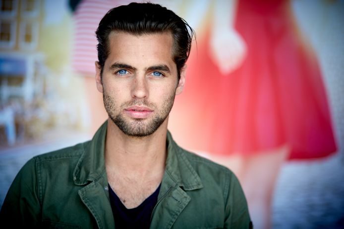 Clip bij pikante eerste single Manuel Broekman krijgt waarschuwing op ...