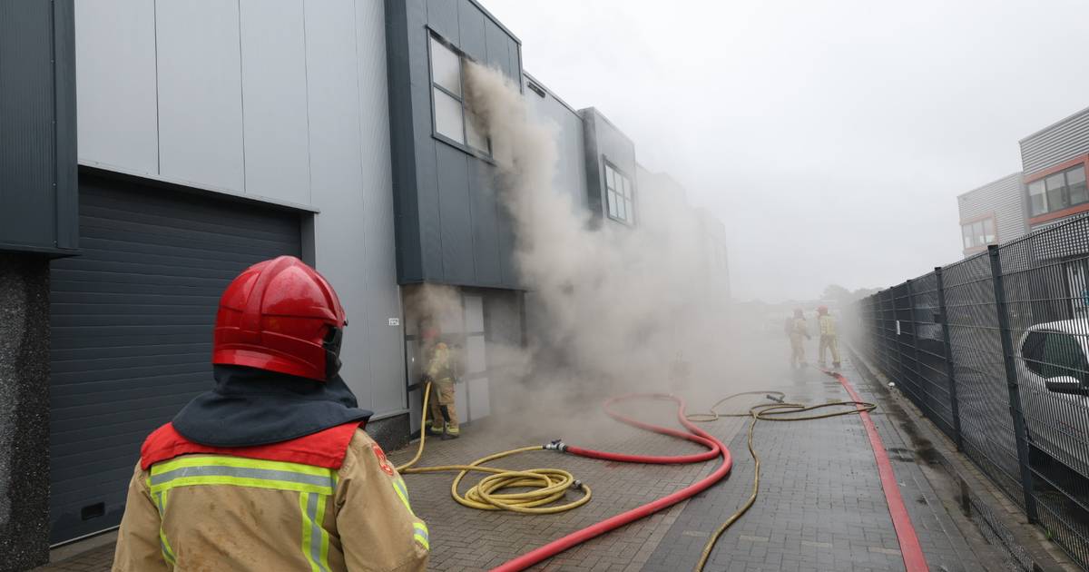 Grote brand in Veldhovense motorzaak: ‘We roken plastic en zagen rook ...