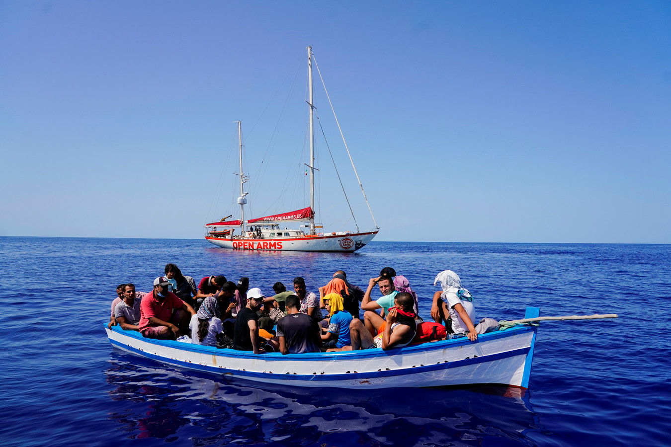 Meer dan 500 vluchtelingen in één houten boot aangekomen op Italiaanse ...