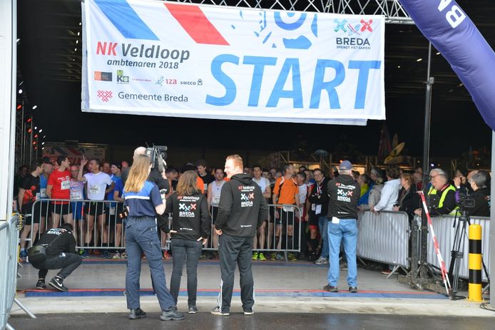 Duizenden ambtenaren lopen en wandelen in Breda tijdens NK veldloop op ... Duizenden ambtenaren lopen en wandelen in Breda tijdens NK veldloop op ...