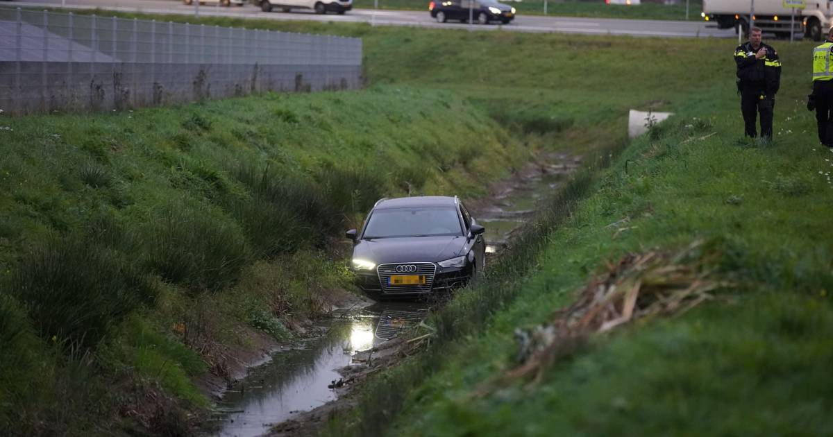 Auto slingert over de weg en belandt in de sloot langs de A1 bij ...
