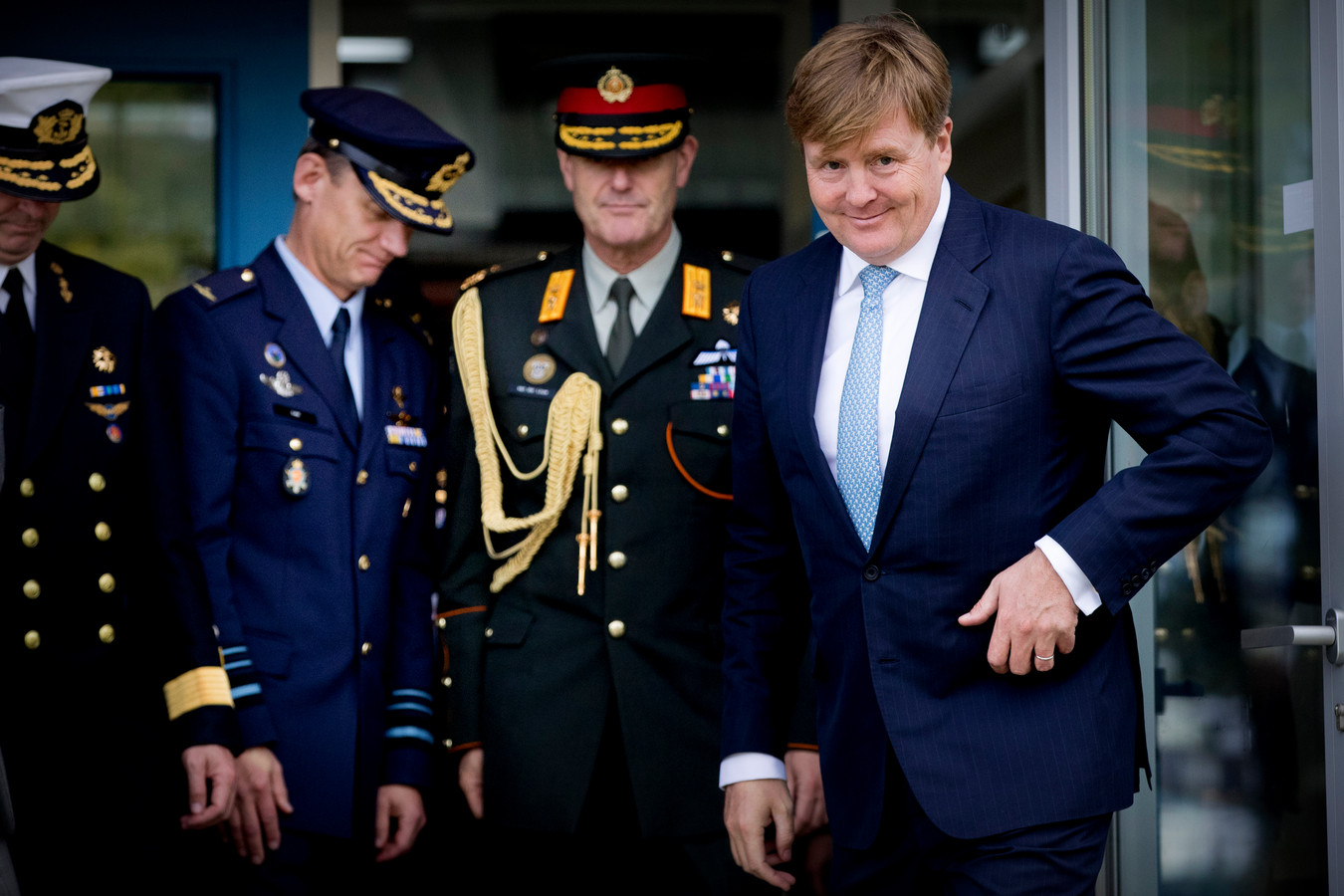 Koning Willem-Alexander bezoekt vliegbasis Gilze-Rijen | Foto | ed.nl