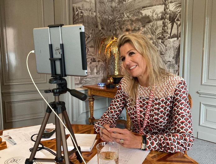 Máxima luistert naar Mark Rutte en draagt stijlvol mondkapje van 12,95 ...