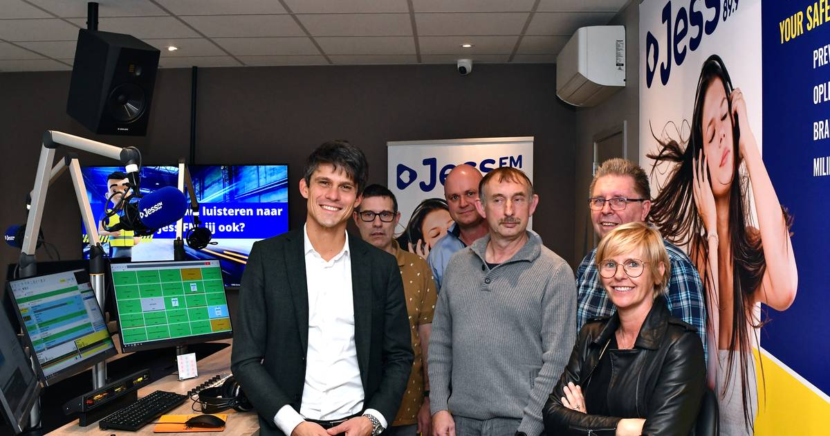 Minister Dalle bezoekt nieuwe radiostudio Jess FM | Menen | hln.be
