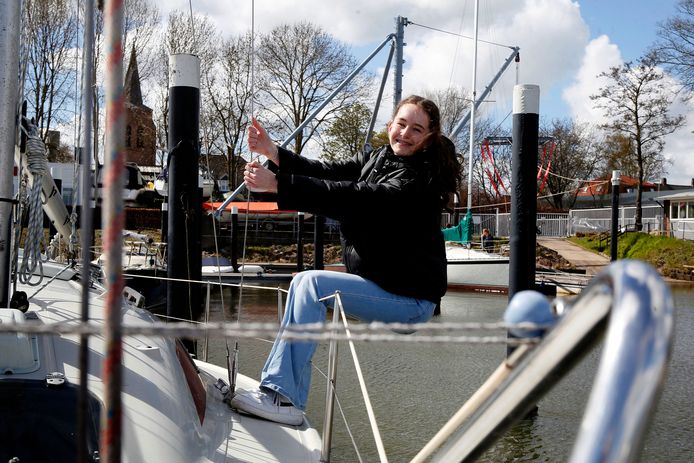 Julia (15) verruilt klaslokaal voor zeilschip en steekt de grote oceaan ...