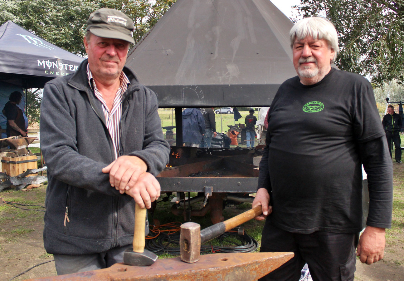Nationale en internationale smeden maken samen kunstwerk tijdens ...