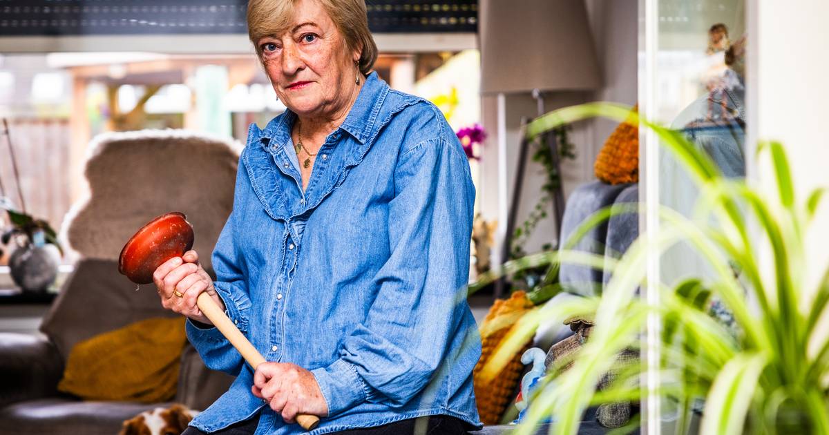 Toilet verstopt, dus belt Coby met loodgieter die probleem verhelpt: maar dan komt de rekening ...