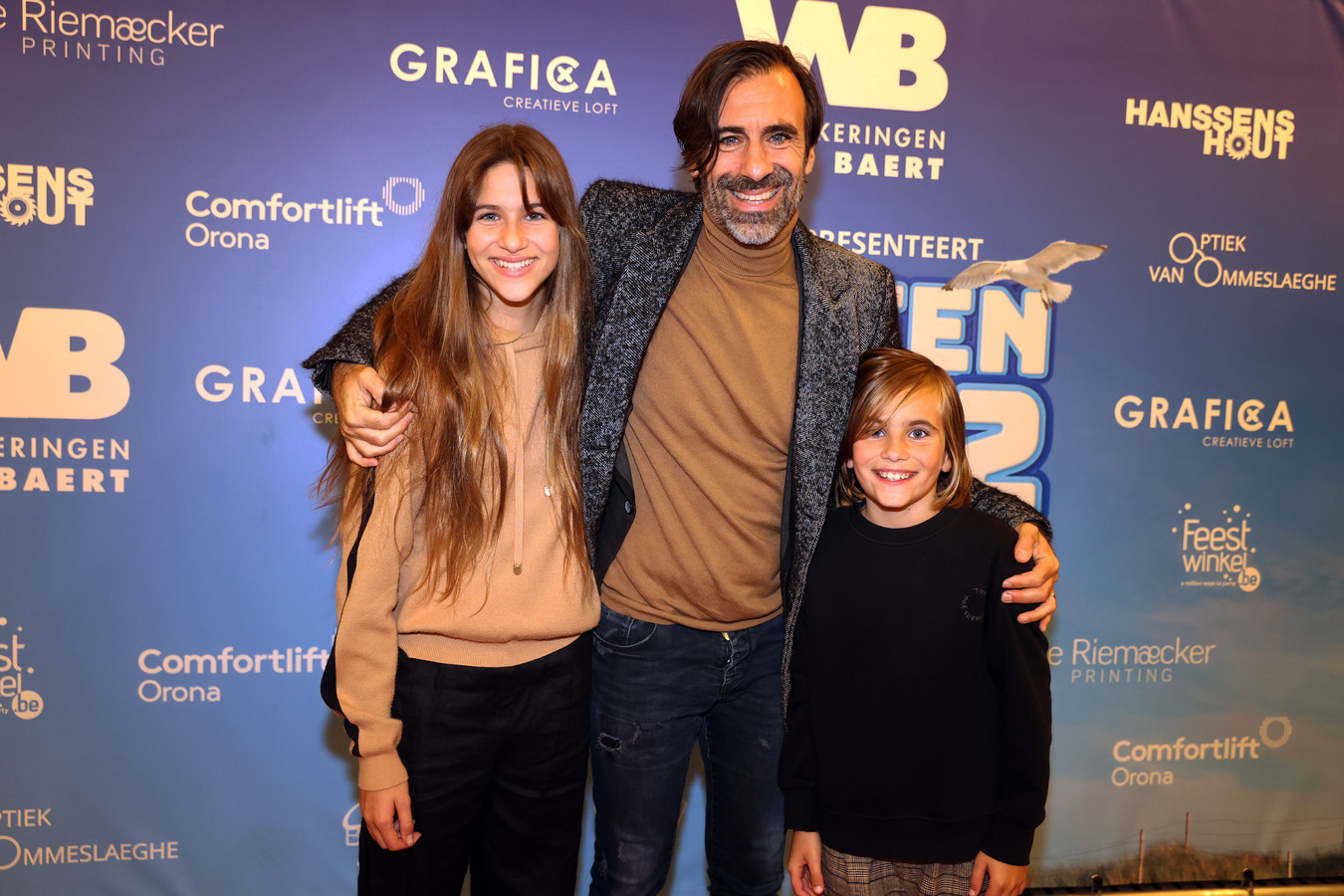 IN BEELD. Marc Van Ranst ontmoet ‘dubbelganger’ op première 'Groeten ...