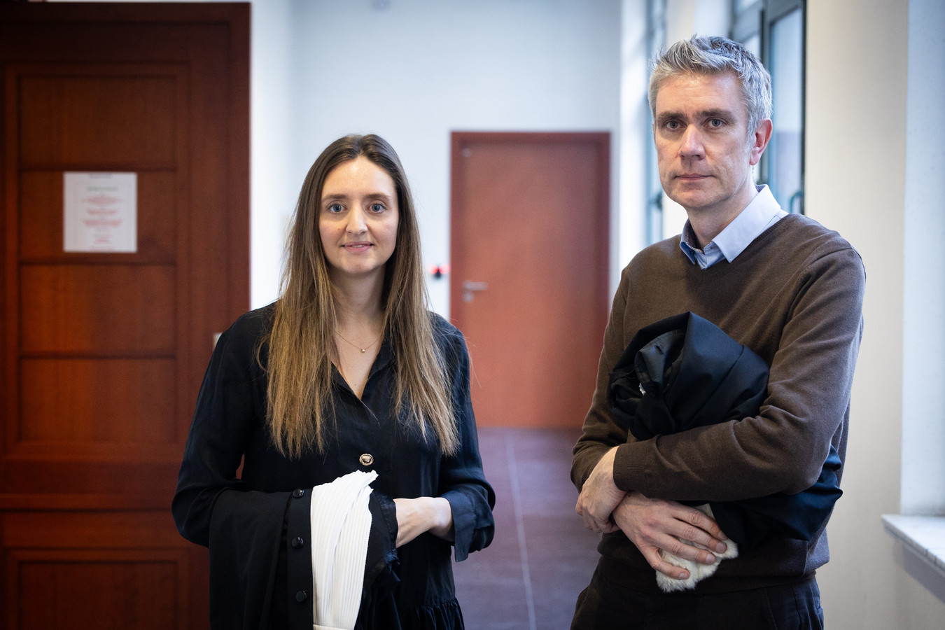 “Ze trokken hen bij de haren naar achteren en propten eten in hun mond ...