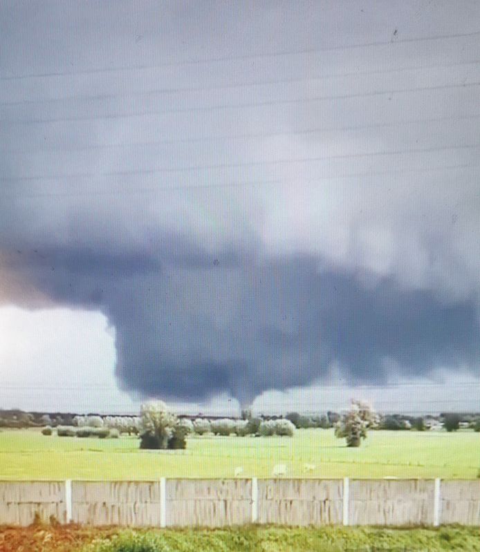 Uitzonderlijke mini-tornado raast over Noord-Antwerpen | Kapellen | hln.be
