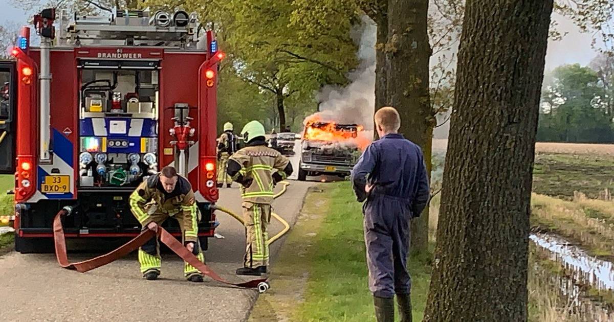 Voertuig vliegt in brand in Oud Ootmarsum | Dinkelland | AD.nl