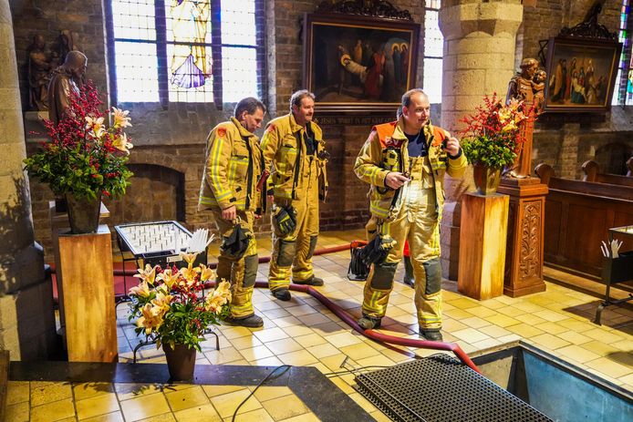Brandweer pompt water uit Sint-Martinuskerk in Heeze, zware regenval ...