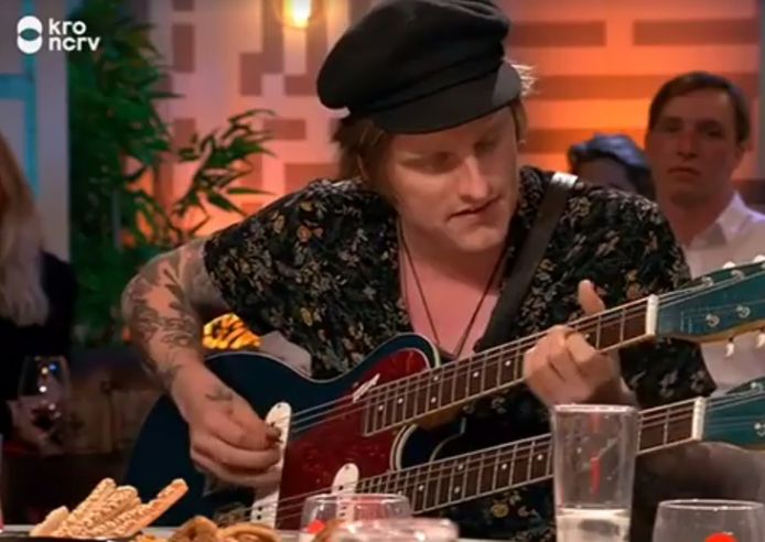 Spike speelt eindelijk op unieke sitar-gitaar | Show | AD.nl