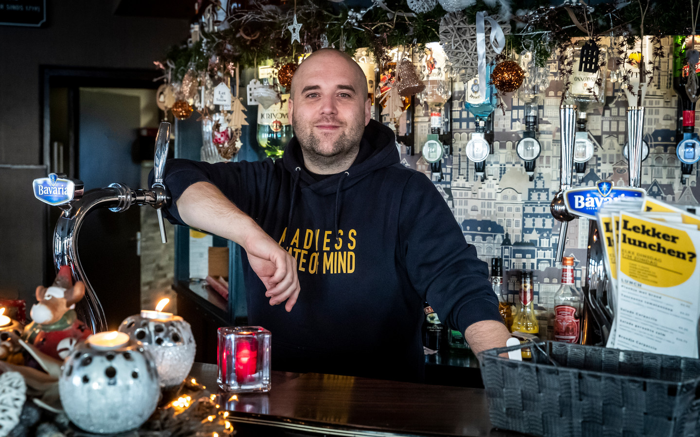 Ondanks eigen zorgen geeft Geert van café 't Huys borrelplanken weg ...