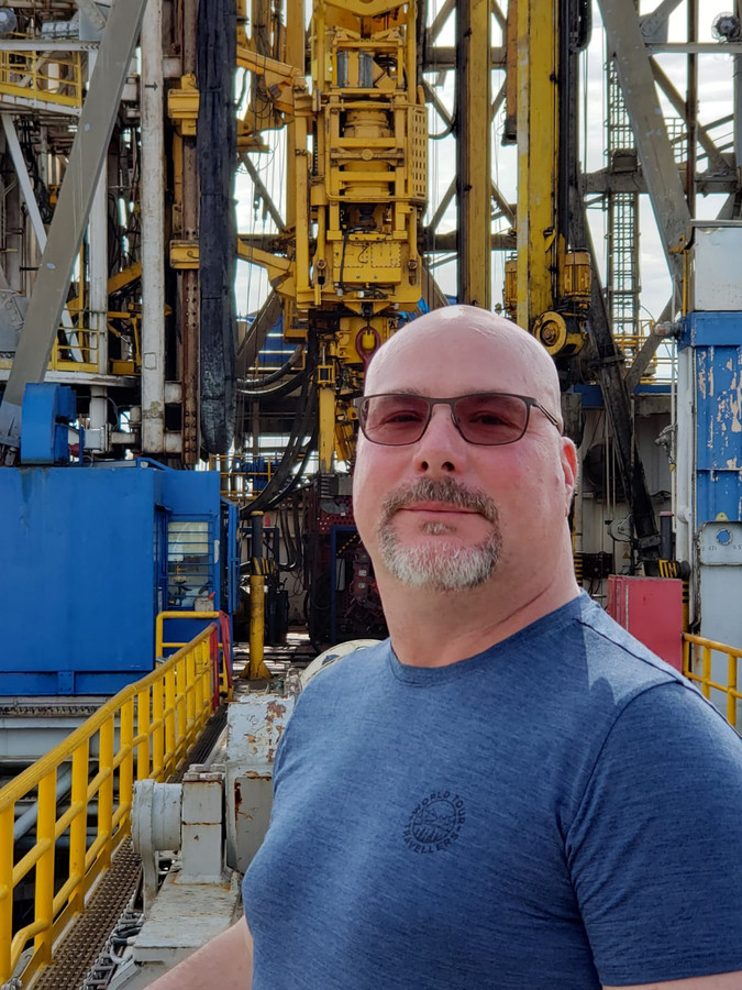 Aloys (52) werkt op booreiland, maar is onverwacht thuis bij familie ...