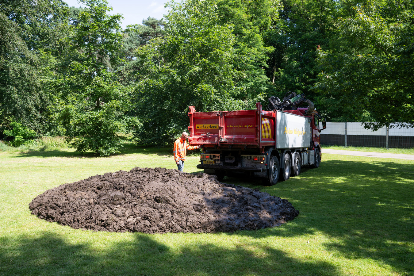 Goffert is veranderd in modderpoel, werklui maken park weer ...