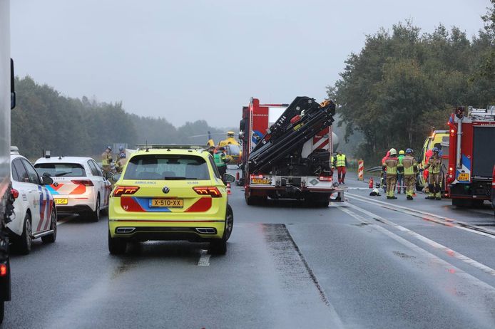 Dodelijk ongeluk op A1 bij De Lutte: auto belandt onder trailer van vrachtwagen | Losser ...