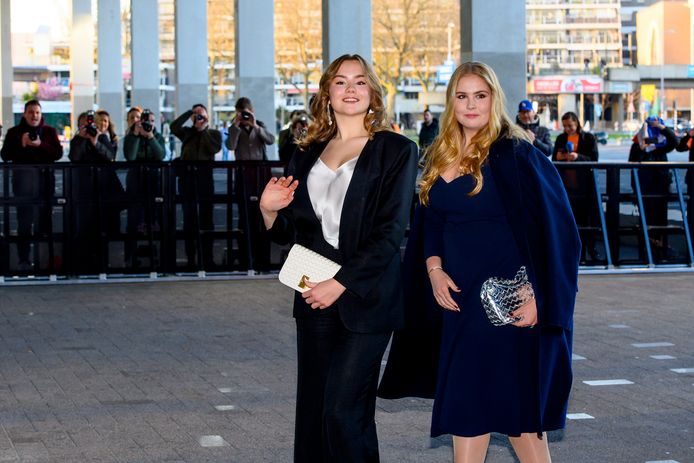 Amalia en Ariane duiken op bij Koningsdagconcert, Máxima uit haar dak ...