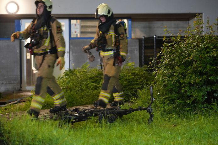 Elektrische fiets zorgt voor brand en ontruiming op AZC-terrein in ...