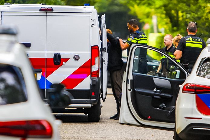 Twee mannen slaan op de vlucht na bedreiging met mes in De Smittenberg ...