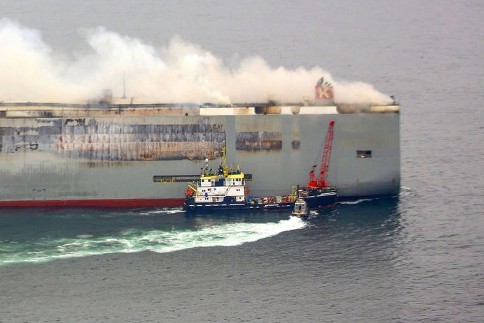 Rijkswaterstaat begonnen met verslepen brandend vrachtschip, tussenstap ...