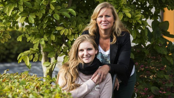 Lymepatiënt Amber (18) zamelt geld in voor eigen behandeling | Den Haag ...