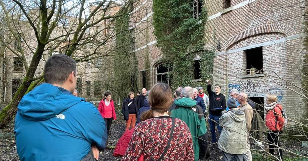 Bezoekers ontdekken Kasteel Goorhof tijdens wandeling | Grobbendonk ...
