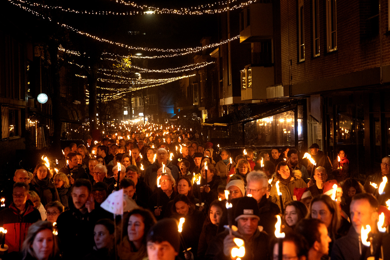 Duizenden op de been voor fakkeltocht langs kerk en moskee: ‘Hier ...