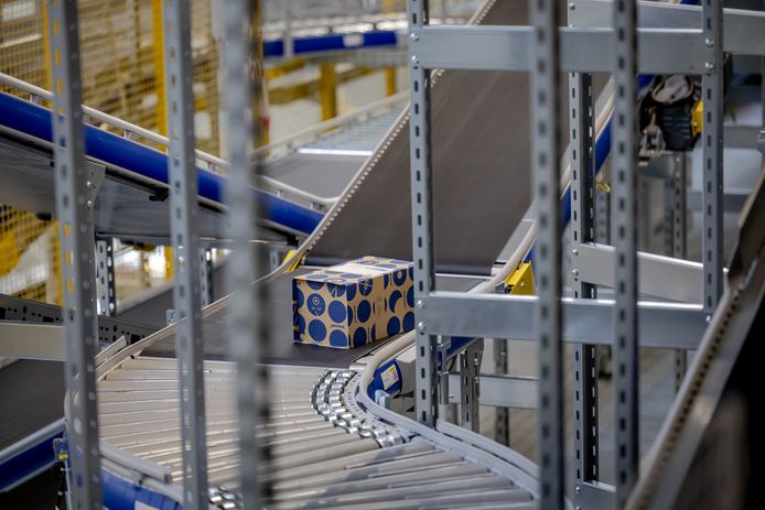 Als jij op ‘bestellen’ drukt, gaan ze in dit gigantische magazijn van ...