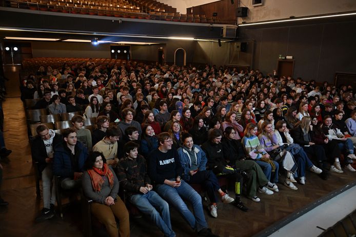 Zesdejaars Heilig Hartinstituut vergasten politieke zwaargewichten ...