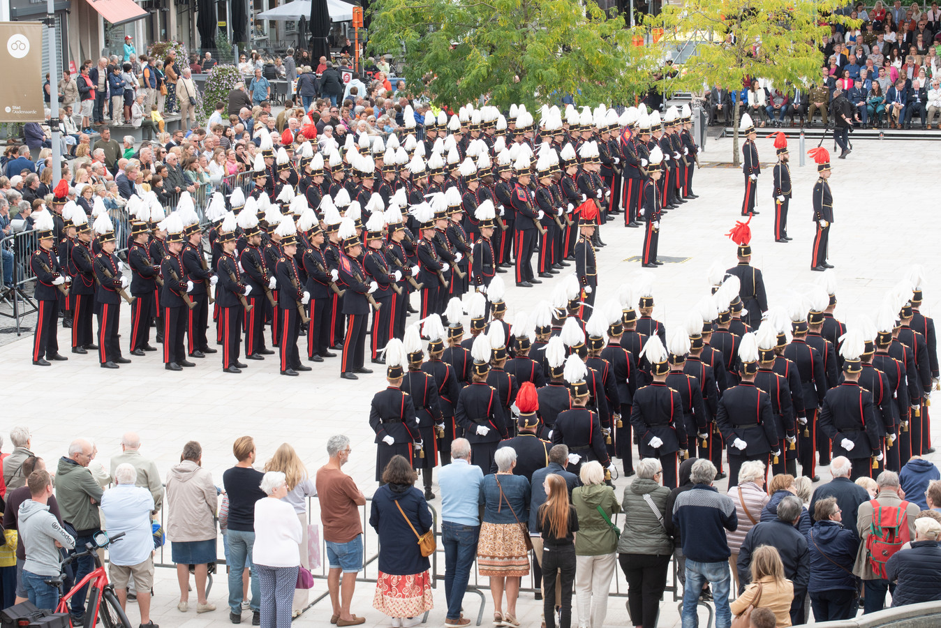 IN BEELD. Koninklijke Militaire School maakt van diploma-uitreiking indrukwekkende plechtigheid ...