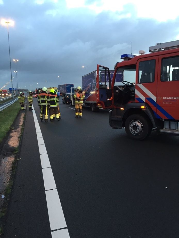 Lange file door ongeval op A50 bij knooppunt Valburg | Arnhem | gelderlander.nl