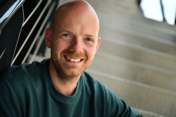 Dit is hoe Gijs (37) jongeren in Enschede uit de schulden helpt ...