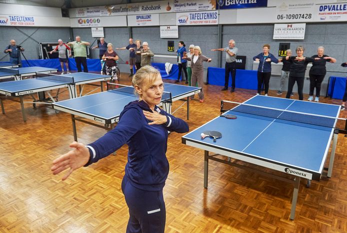 Tafeltennislegende Bettine Vriesekoop (61) zet Veghelse ouderen aan het ...
