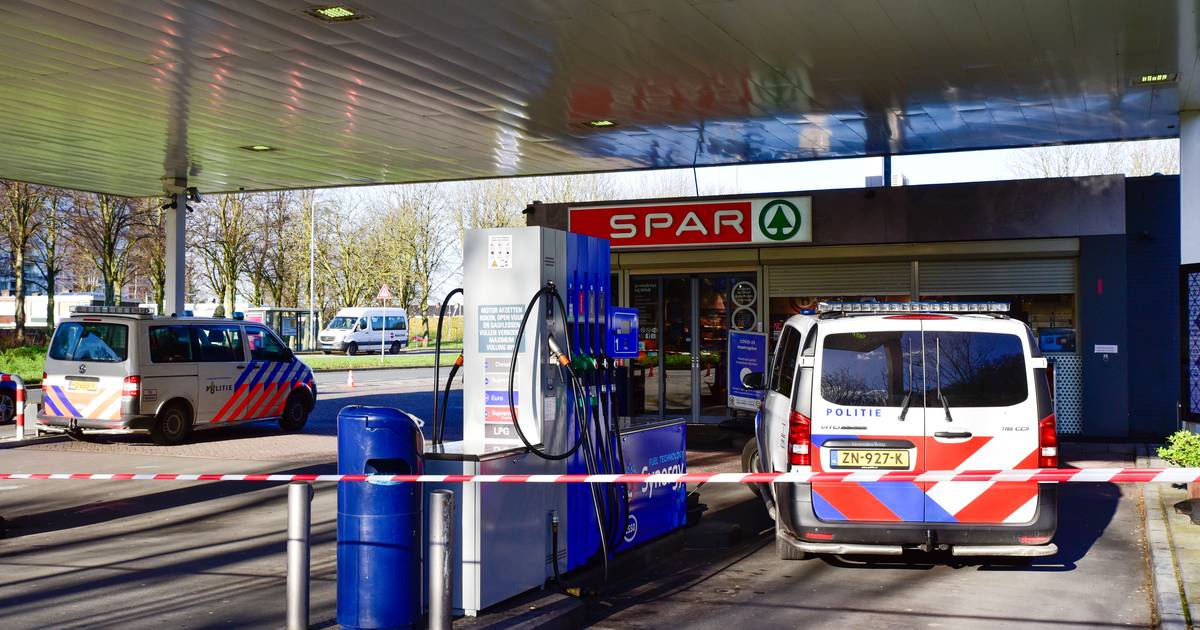 Man met mes overvalt op klaarlichte dag Esso tankstation in Rotterdam ...