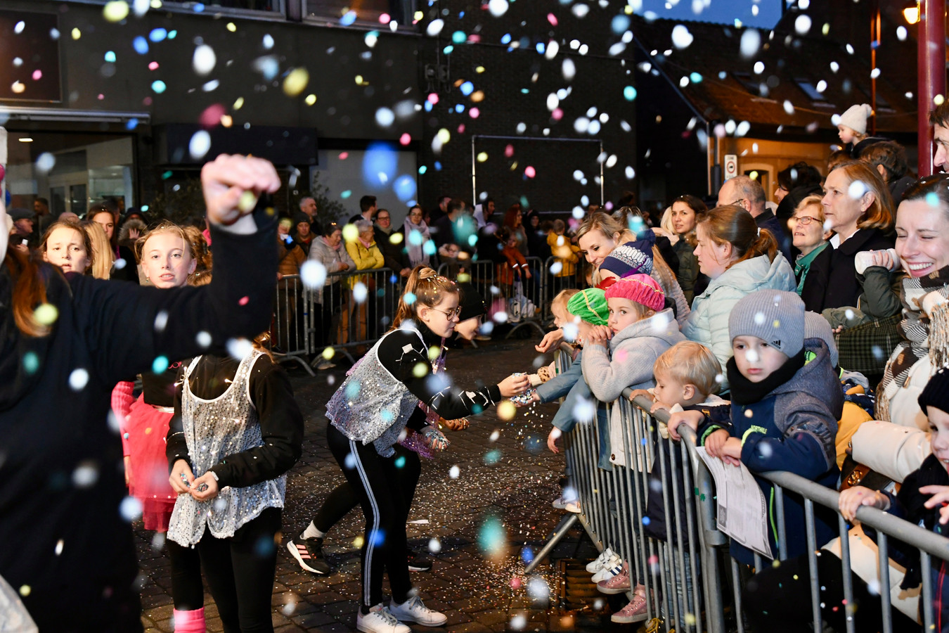 IN BEELD. 41e Sint-Maartensstoet lokt massa mensen: “Heel blij dat we ...