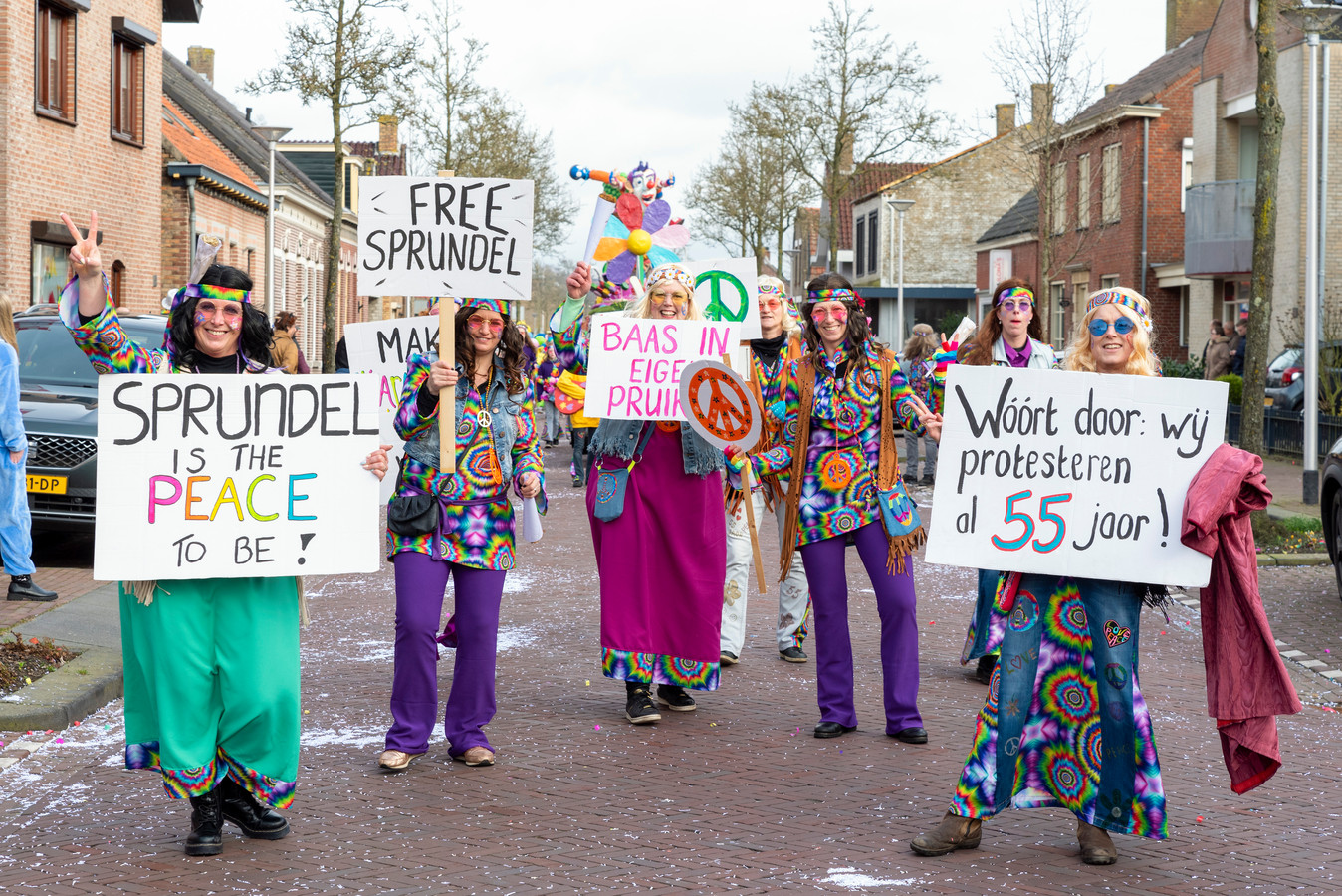 Extra feest in Sprundel: ‘Wóórt daor, al 55 jaor!’ | Foto | hln.be