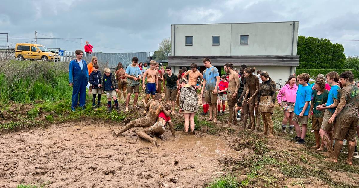 Omdat vuil maken het nog leuker maakt: Modderworsteltornooi bij Chiro ...