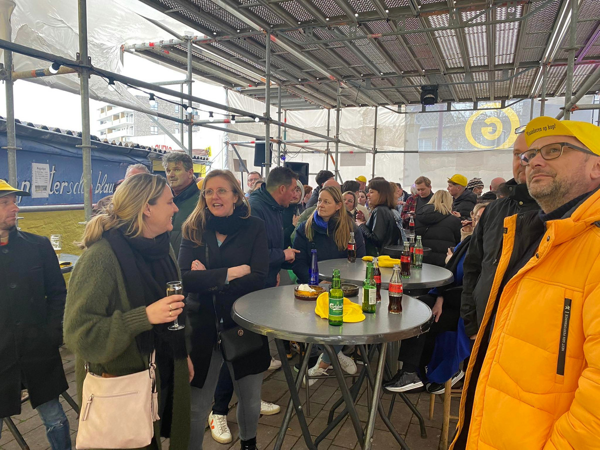 Duizenden supporters en een kippenvelmoment, Aalter komt op straat voor ...